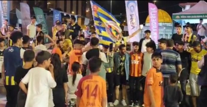 Şanlıurfa’da FB ve GS taraftarları beraber halay çekti - Urfa Haberleri